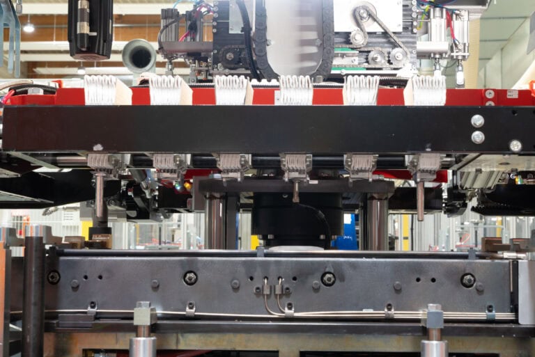 Cast-on-Strap machine (COS) for battery production