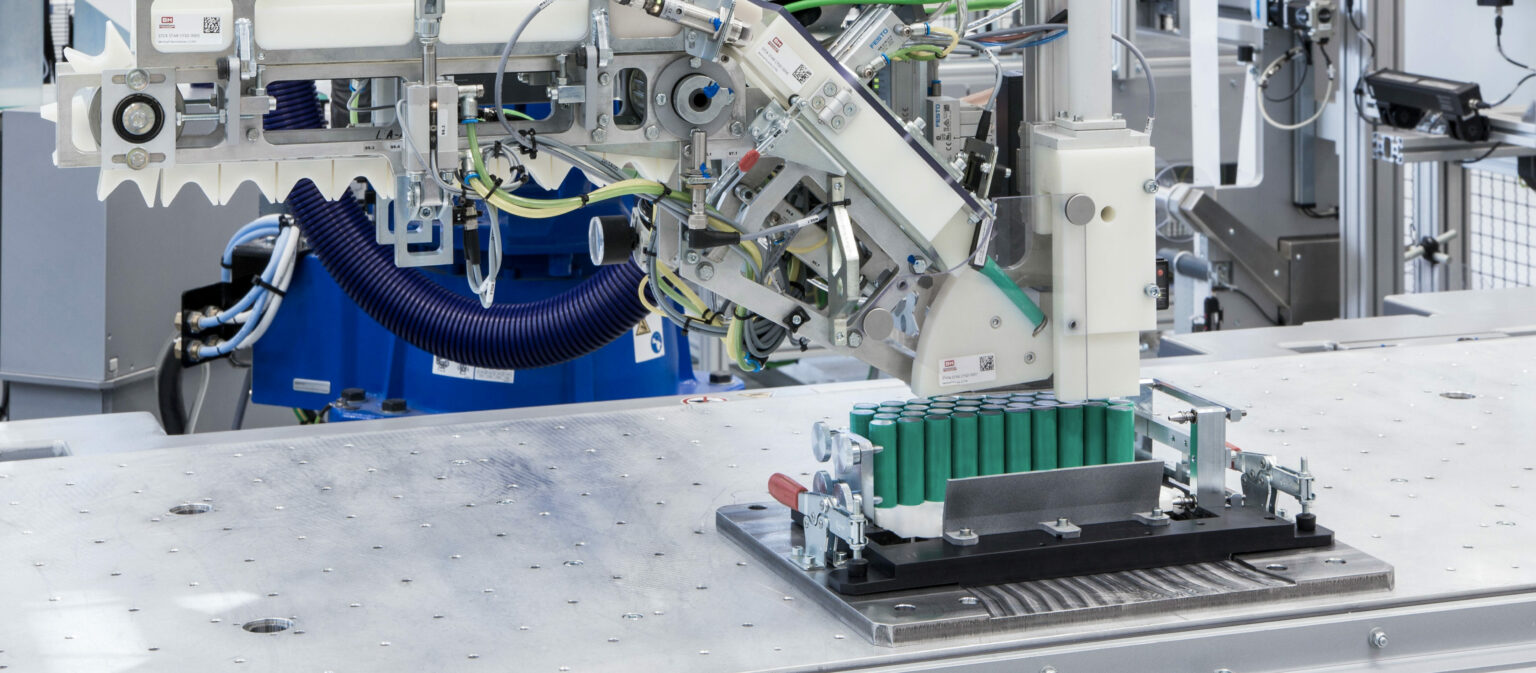 cell stacking of prismatic, cylindric or pouch cells